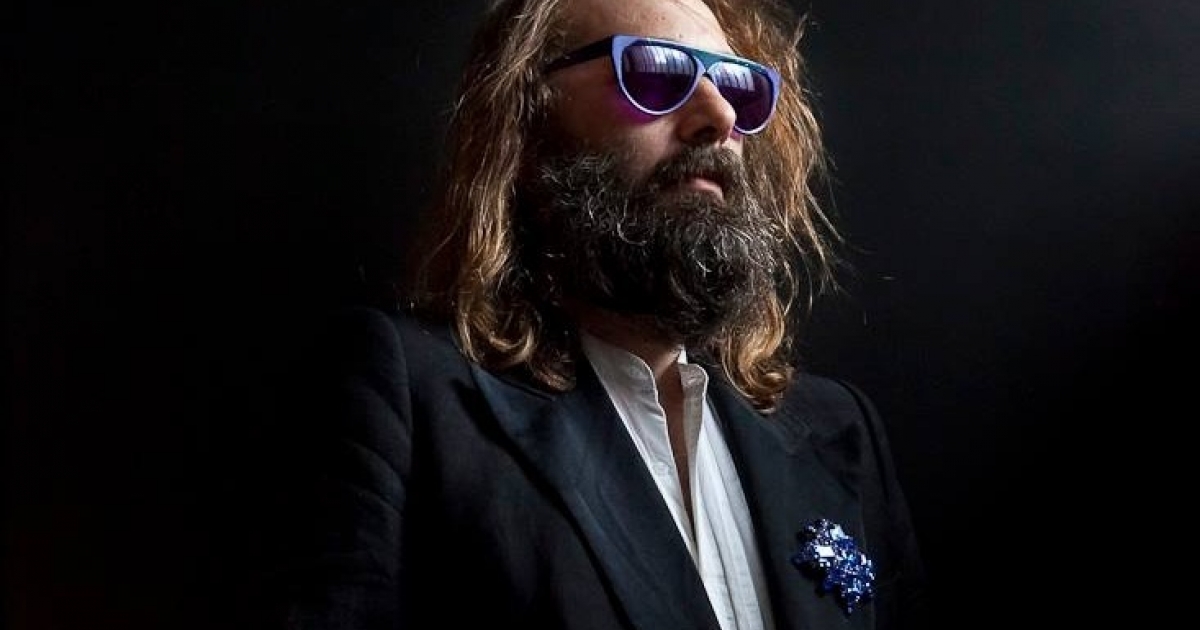 Vidéo: Sébastien Tellier chante “La Dolce Vita” a capella en hommage à ...