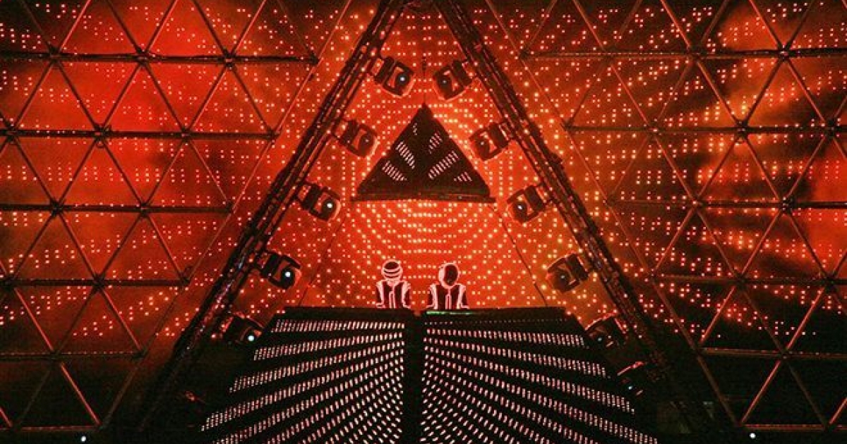 Le tribute band Daft As Punk a reconstruit la pyramide de la tournée ...